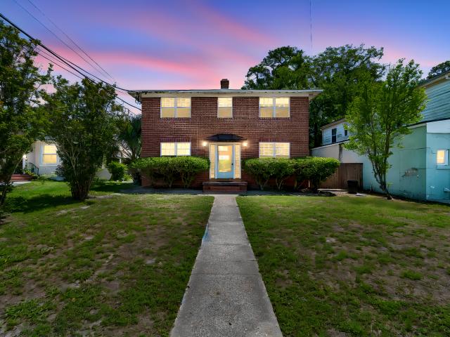 TWO WEEKS FREE* Live Close to Everything – 1BR in Southside Jax