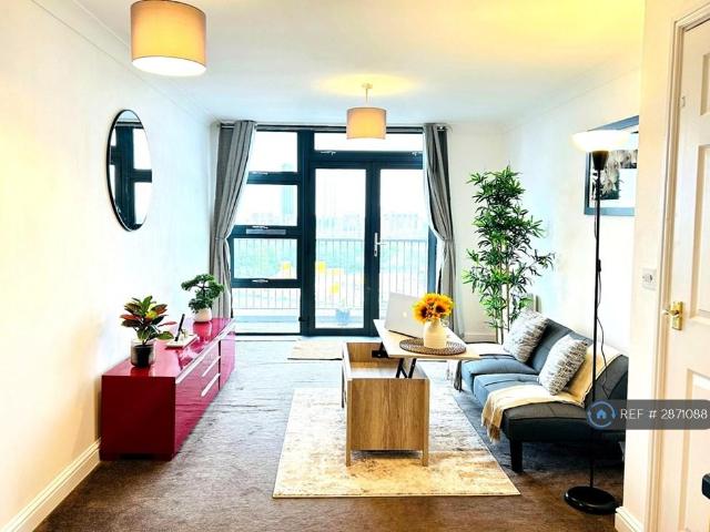 Twelvetree Crescent, London, E3 1 bed flat to rent £1,895 pcm £437 pw
