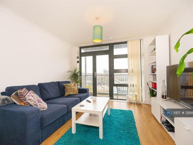 Twelve Trees Crescent, London, E3 2 bed flat to rent £2,260 pcm £522 pw