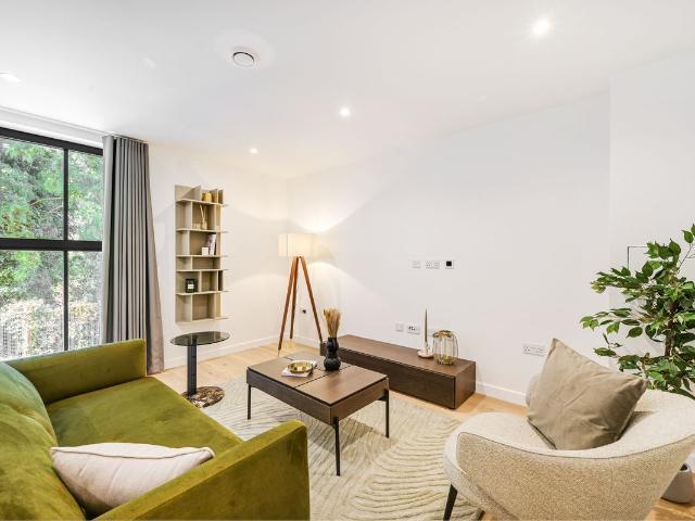 Twickenham Gateway, Bradshaw Close, Twickenham TW1, 1 bed flat to rent, £1,925 pcm | PrimeLocation
