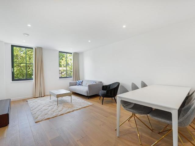 Twickenham Gateway, Bradshaw Close, Twickenham TW1, 2 bed flat to rent, £2,800 pcm | PrimeLocation