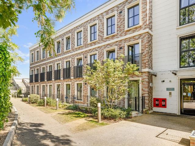Twickenham Gateway, Bradshaw Close, Twickenham TW1, 2 bed flat to rent, £2,800 pcm | PrimeLocation