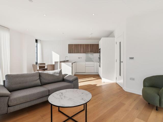 Twickenham Gateway, Bradshaw Close, Twickenham TW1, 2 bed flat to rent, £2,835 pcm | PrimeLocation