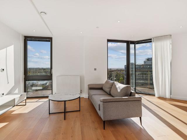 Twickenham Gateway, London Road, London TW1, 2 bed flat to rent, £2,835 pcm | PrimeLocation