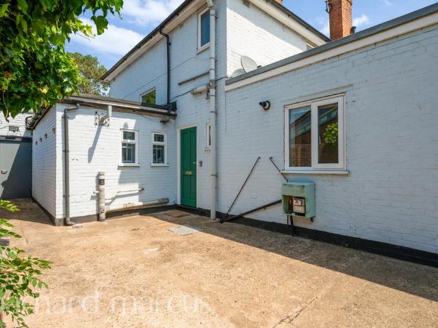 Twickenham Road, Hanworth, FELTHAM 2 bed flat to rent £1,650 pcm £381 pw