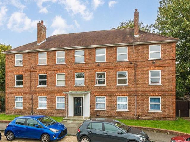 Twickenham Road, Isleworth TW7 2 bed flat to rent £1,750 pcm £404 pw