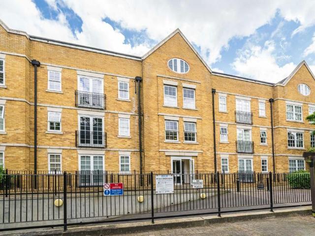Twickenham Road, Isleworth TW7 2 bed flat to rent £1,950 pcm £450 pw