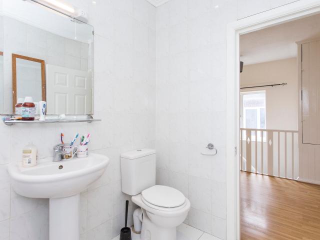 Twin bedroom close to East Acton's tube station Has a Room