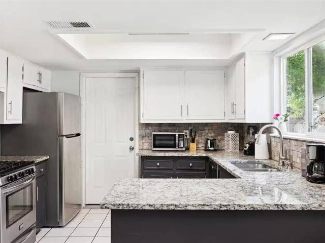 TWIN Bedroom: Immediate move in
