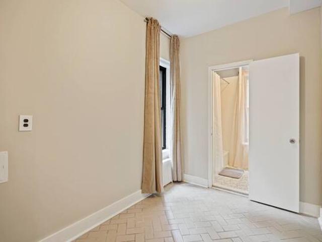 Twin bedroom in 3 bed/2 bath home in Hell's Kitchen #486 C