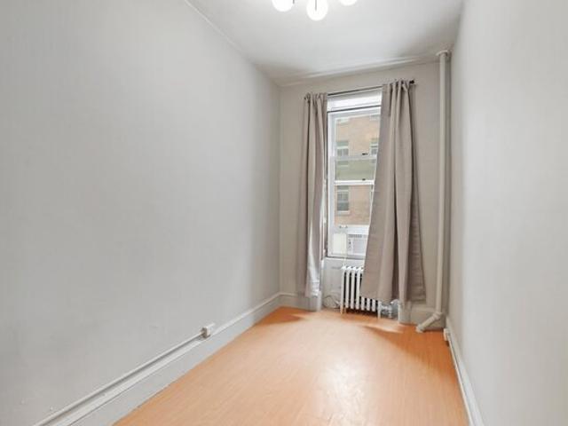 Twin bedroom in 4 bed/1 bath home in Hell's Kitchen #386 2D