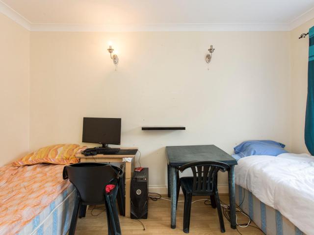 Twin bedroom in a 5 bedroom house, in Acton Has a Room