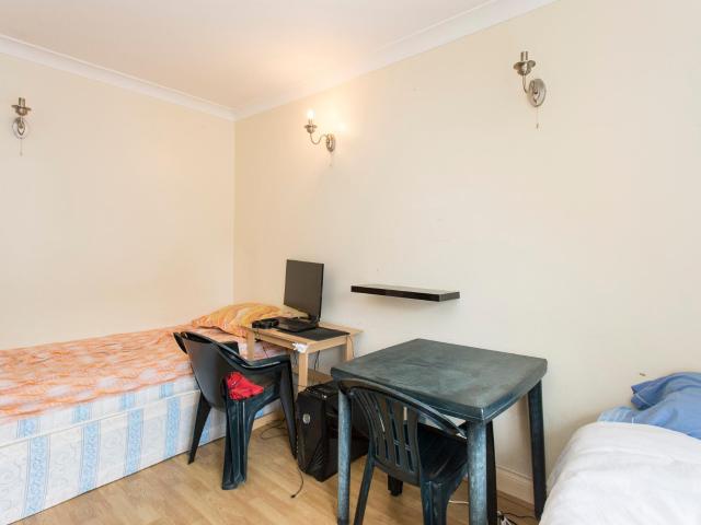 Twin bedroom in a 5 bedroom house, in Acton Has a Room
