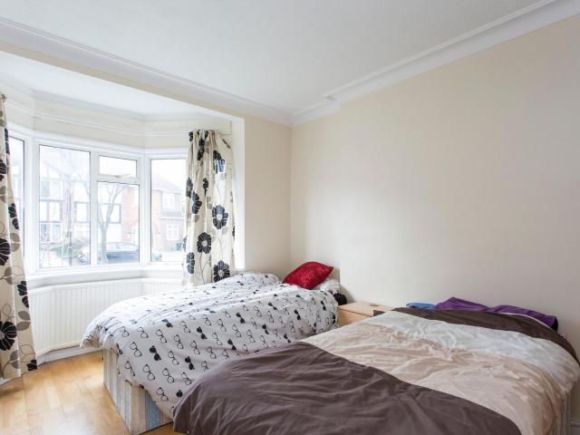 Twin bedroom in a 6 bedroom house, near the Acton Central train station Has a Room