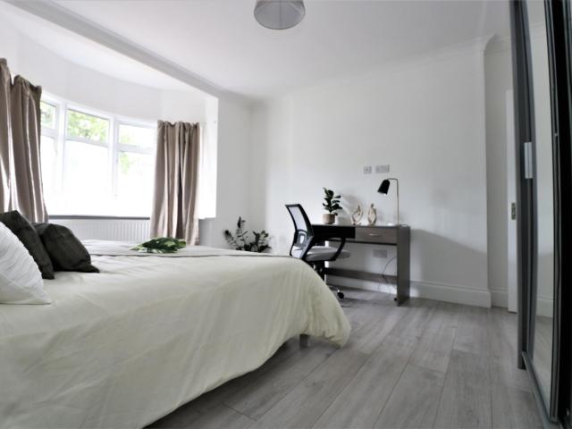 Twin bedroom in a 6 bedroom house, near the Acton Park Has a Room
