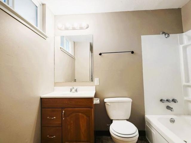 Twin Dolphins 1 Bedroom Apartment for Rent at 160 Van Giesen St, Richland, WA 99354