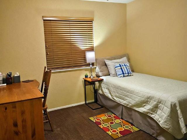 Twin XL bedroom w/shared bathroom