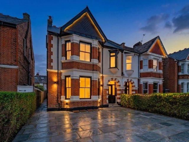 Twyford Avenue, London, W3 Studio to rent £2,250 pcm £519 pw