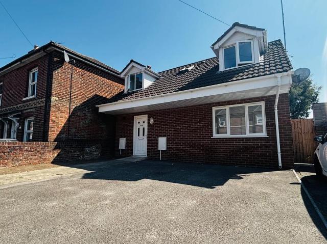 Twyford Road, Eastleigh SO50, 2 bed detached house to rent, £1,350 pcm | PrimeLocation