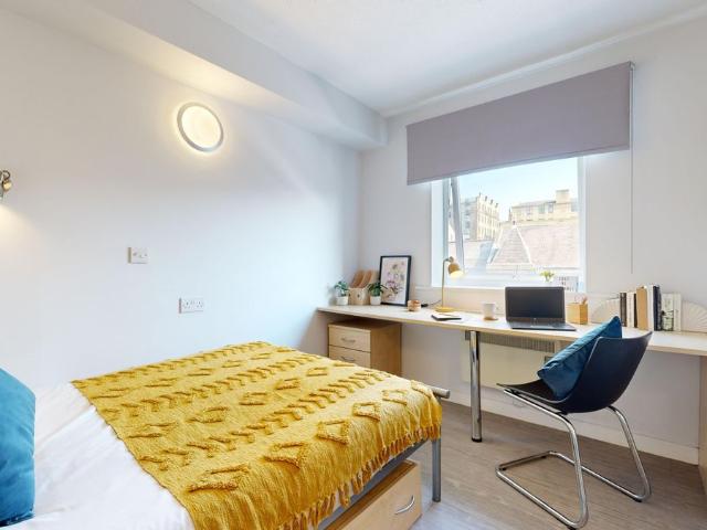 Tumbling Hill Street, Bradford BD7, Room to rent, £325 pcm | PrimeLocation