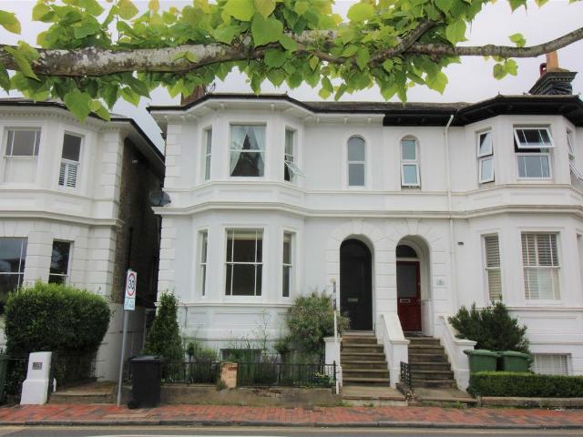 Tunbridge Wells, Kent TN4, 2 bed flat to rent, £1,295 pcm | PrimeLocation