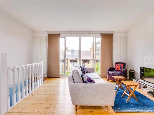 Tunis Road, London W12 2 bed flat to rent £2,500 pcm £577 pw
