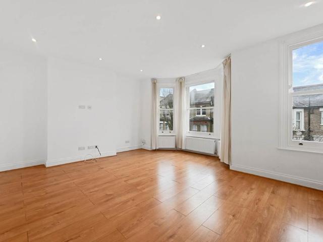 Tunis Road, Shepherds Bush, London. 1 bed flat to rent £1,798 pcm £415 pw