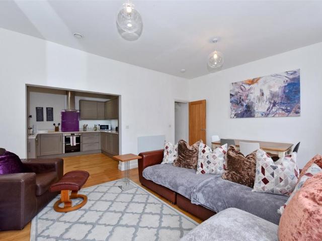 Tuns Lane, Henley on Thames. 2 bed duplex to rent £3,549 pcm £819 pw
