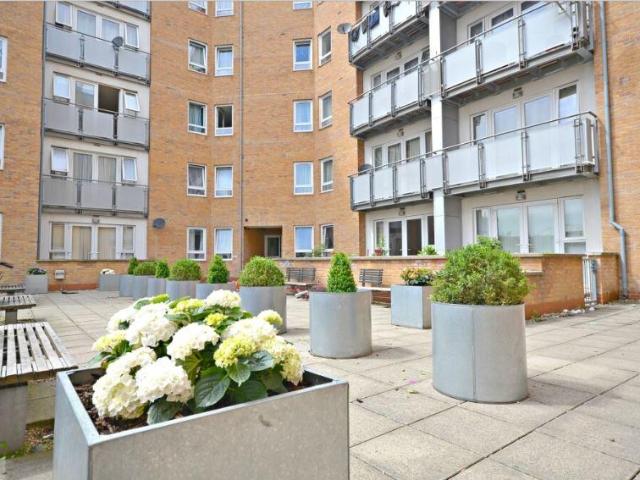 Tuns Lane, Slough, SL1 2 bed flat to rent £1,450 pcm £335 pw