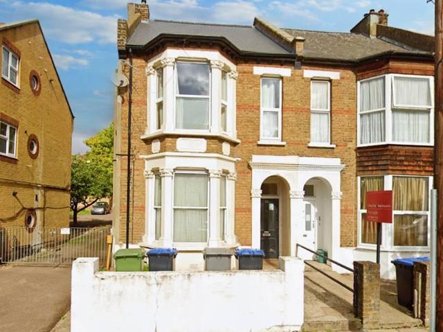 Tubbs Road, Willesden Junction. 2 bed flat to rent £1,750 pcm £404 pw