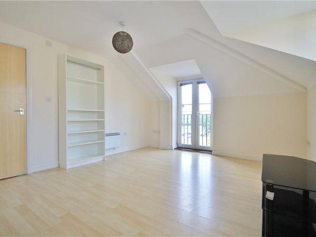 Tudor Way, Knaphill, Woking, Surrey, GU21 2UE