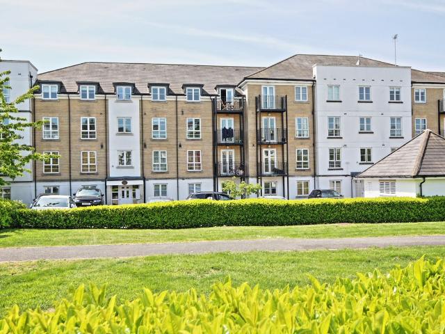 Tudor Way, Woking GU21, 2 bed flat to rent, £1,450 pcm | PrimeLocation