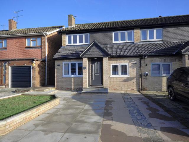 Tudor Way, Waltham Abbey EN9 4 bed semi detached house to rent £2,450 pcm £565 pw