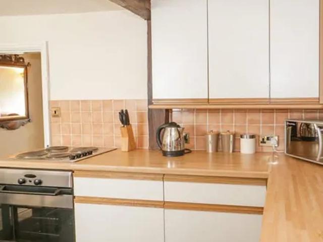 Tudor Cottage 2 York Place | Studio townhouse for rent #152052319 | Rentberry