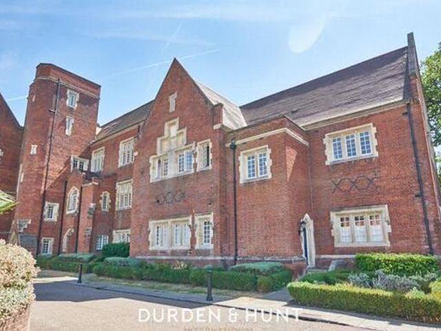 Tudor Court, Brentwood, 3 Bedroom Apartment