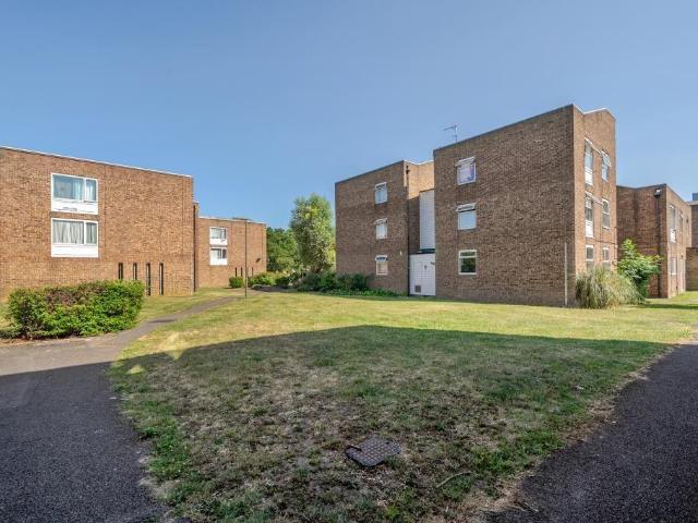 Tudor Court, De Havilland Way. Studio to rent £1,150 pcm £265 pw