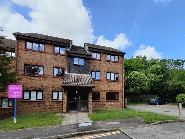 Tudor Close, Hatfield AL10, 2 bed flat to rent, £1,200 pcm | PrimeLocation