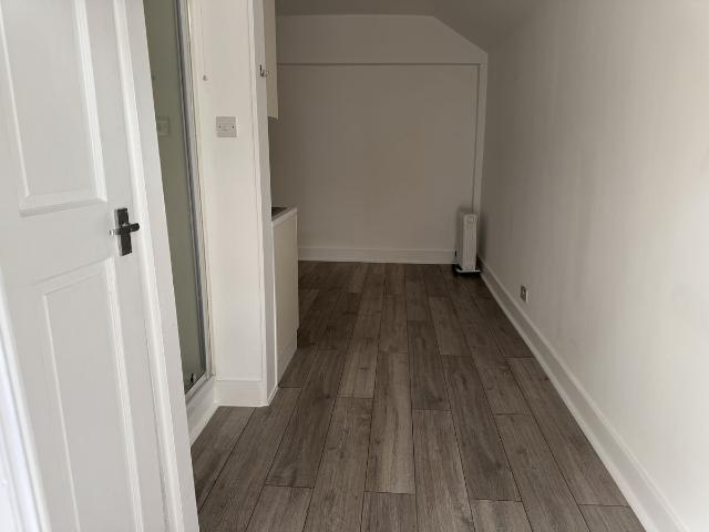 Tudor Drive, Morden, Surrey SM4, Studio to rent, £1,000 pcm | PrimeLocation