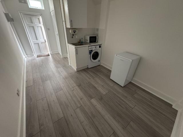 Tudor Drive, Morden, Surrey SM4, Studio to rent, £1,000 pcm | PrimeLocation