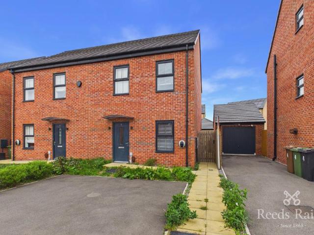 Tulip Drive, Leeds LS14 3 bed semi detached house to rent £1,550 pcm £358 pw