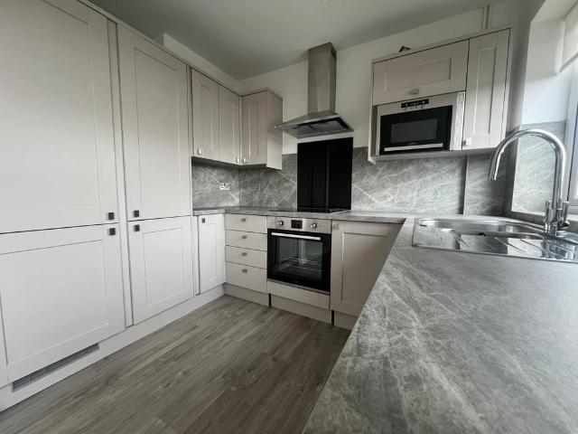 Tupwood Lane, Caterham 2 bed maisonette to rent £1,650 pcm £381 pw