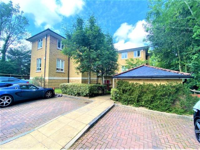 Tupwood Lane, Caterham CR3, 2 bed flat to rent, £1,550 pcm | PrimeLocation