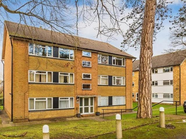Tupwood Lane, Caterham, CR3 2 bed flat to rent £1,525 pcm £352 pw