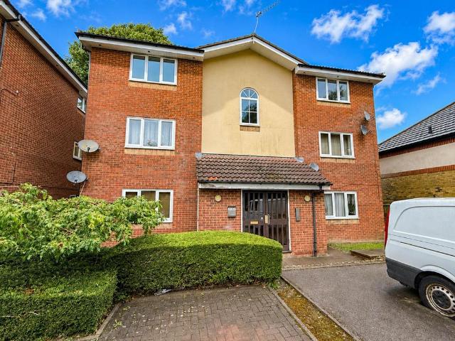 Turnberry Court, Watford, WD19 2 bed flat to rent £1,295 pcm £299 pw