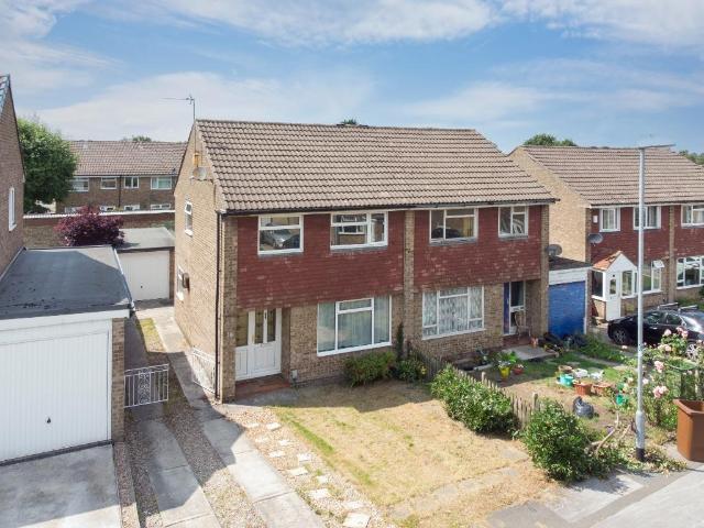 Turnberry Rise, Leeds LS17 3 bed semi detached house to rent £1,550 pcm £358 pw