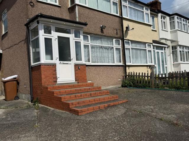 Turner Road, Edgware HA8, 3 bed detached house to rent, £2,600 pcm | PrimeLocation