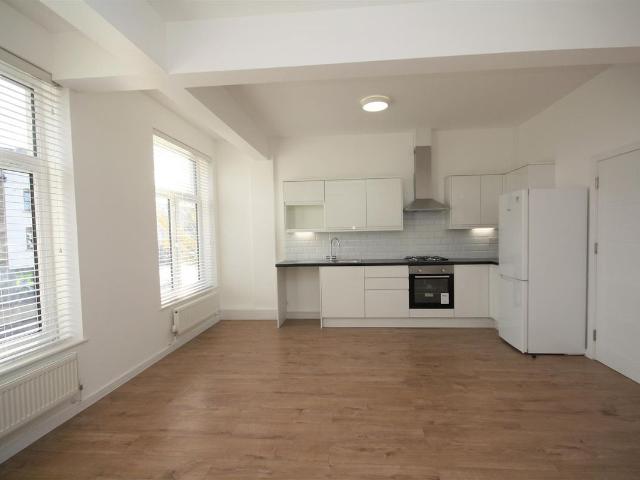 Turners Hill, Cheshunt EN8, 2 bed flat to rent, £1,400 pcm | PrimeLocation