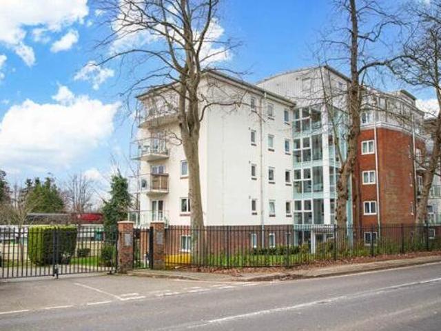 Turners Hill Road, Pound Hill, 2 Bedroom Flat