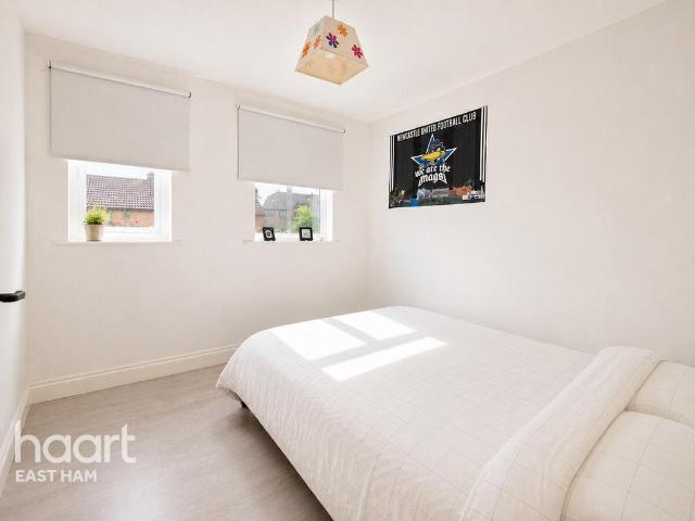 Turnstone Close, London 2 bed terraced house to rent £2,100 pcm £485 pw