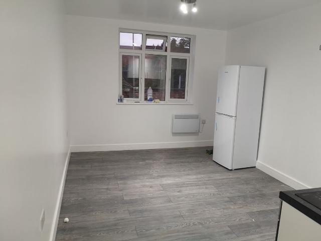 Turnpike Lane N8, Studio to rent, £1,200 pcm | PrimeLocation